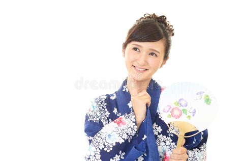 Mujer Japonesa Sonriente En Yukata Foto De Archivo Imagen De Acontecimiento Modelo