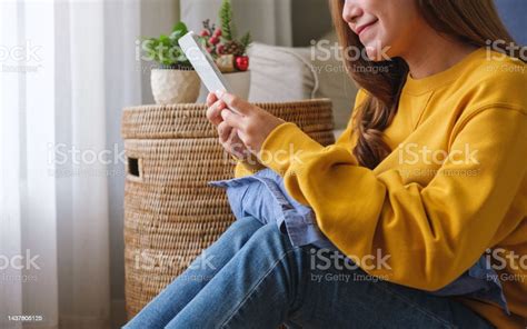 집에서 스마트폰을 들고 사용하는 아름다운 젊은 여성의 클로즈업 이미지 35 39세에 대한 스톡 사진 및 기타 이미지 35 39세 가정 생활 가정의 방 Istock