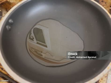 부엌 창문에서 반사 검은 프라이팬의 식물성 기름 표면 가정 부엌의 오래된 조리 스토브에 반사 집에서 요리하기 건강한 식생활 채식 음식 0명에 대한 스톡 사진 및 기타 이미지