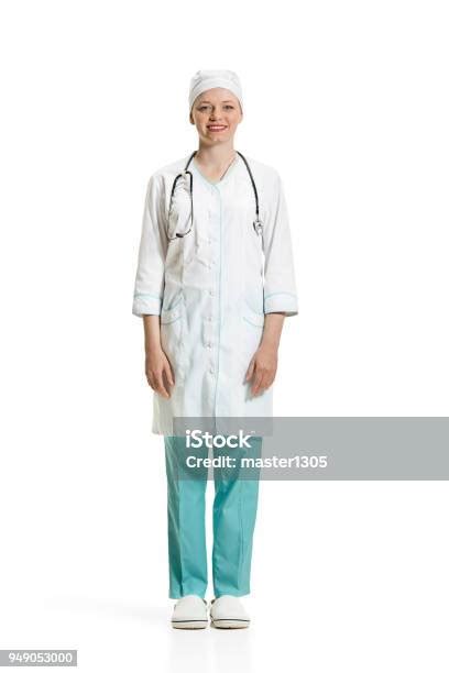 스튜디오 포즈 흰색 코트에 아름 다운 젊은 여자 전체 길이 스튜디오 촬영에 고립 된 화이트 건강 진단에 대한 스톡 사진 및 기타 이미지 Istock