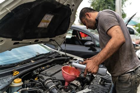 자동차 정비 및 수리를 하는 자동차 산업 마스터의 이미지 35 39세에 대한 스톡 사진 및 기타 이미지 35 39세 검사 보기 고용과 노동 Istock