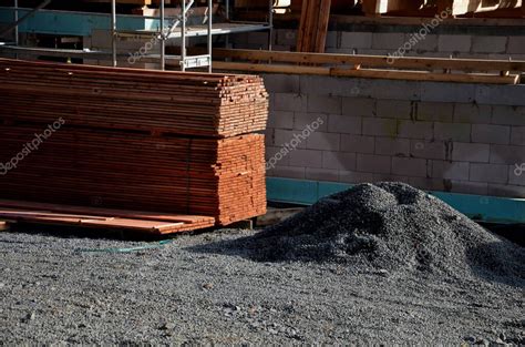 En El Patio Trabajamos Con Prismas Y Tablones De Madera Para Reparar El