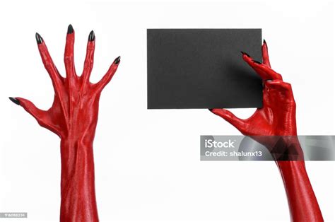 할로윈 테마 검은색과 붉은 악마 손 손톱 흰색 배경에 빈 블랙 카드를 들고 계약서에 대한 스톡 사진 및 기타 이미지 계약서 공란 공포 무서움 Istock
