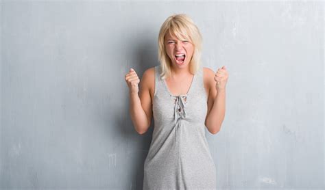 그런 지 회색에 성인 백인 여자 벽 화가 드레스를 입고 고 미친과 제기 손으로 소리 분노와 좌절 외치고 분노 개념 감정에 대한 스톡 사진 및 기타 이미지 Istock