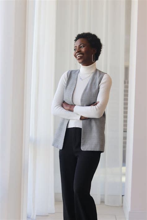 현대적인 실내 환경에서 웃는 여성 · 무료 스톡 사진