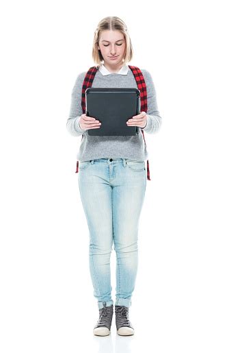 전체 길이 정면 1617 세 아름 다운 금발 머리 세대 Z 젊은 여자 여자 십 대 여자 고등학생 중학생 서 있는 카메라를 보고 16 17 살에 대한 스톡 사진 및 기타