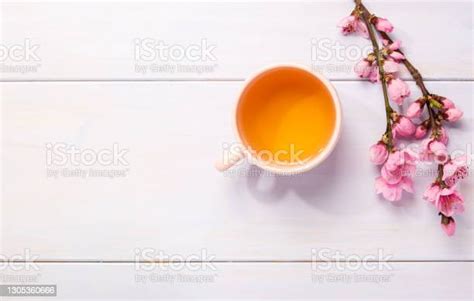 텍스트 복사 공간이있는 가벼운 라일락 나무 테이블에 차 한 잔과 꽃이 만발한 복숭아 의 가지 플랫 레이 복숭아류에 대한 스톡 사진 및 기타 이미지 Istock