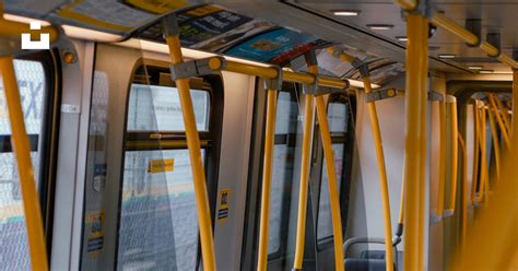 파란색과 노란색 좌석이 있는 지하철 차량 내부 사진 Unsplash의 무료 밴쿠버 이미지