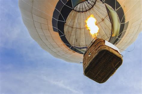 Много горячих воздушных шаров в небе на голубом небе с предпосылкой облаков Стоковое Фото