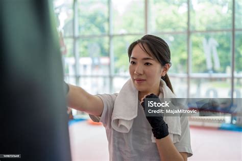 아름 다운 여성 아시아 권투 선수 행복 하 고 재미 피트니스 복싱과 가방 펀치 가방에 대한 스톡 사진 및 기타 이미지 가방 개성 개념 건강관리와 의술 Istock