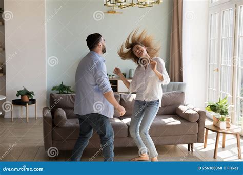 Linda Namorada Feliz Ensinando Homem A Dan Ar Em Casa Foto De Stock Imagem De Mil Nio Quarto