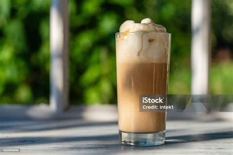 창문 옆 창턱에 아이스크림이 든 커피 한 잔 추운 여름 음료 근접 촬영 0명에 대한 스톡 사진 및 기타 이미지 0명 갈색 거품 내기 Istock