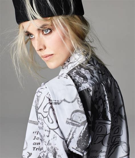 從時尚圈的「假小子」到回歸家庭，超模 Agyness Deyn 說：「做自己覺得酷的事，然後昂首走開。」 The Femin