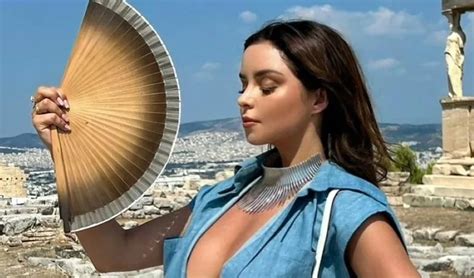 En La Playa Demi Rose Posa Usando Solo Una Red Como Outfit