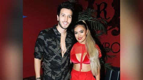 Sin previo aviso, Sebastián Yatra sorprende a Karol G con beso en la boca | TRIBUNA