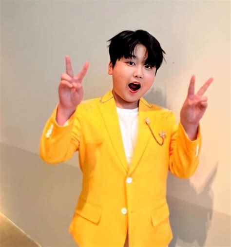 박성온 알록달록 무대 의상 사랑스러워귀염뽀짝 일상
