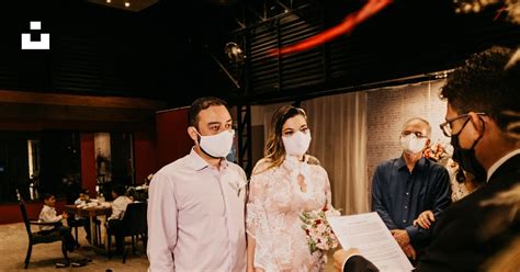 흰색 긴팔 셔츠와 검은 치마를 입은 여자가 회색 콘크리트 바닥에 서 있다 사진 Unsplash의 무료 남자 이미지