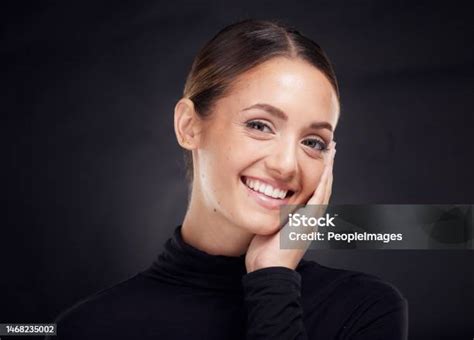 아름다움 스킨케어 및 패션은 얼굴 제품 및 화장품을 위한 여성의 초상화와 함께 있습니다 어둡고 메이크업과 럭셔리 디자이너는