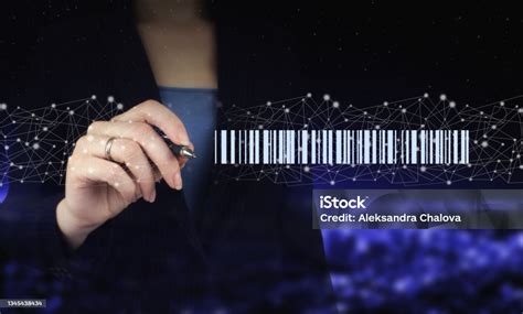 바코드 가격 태그 상품 개념 손 디지털 그래픽 펜을 들고 도시 어두운 흐린 배경에 디지털 홀로그램 바 코드 가격 태그 기호를