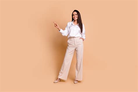 화려한 긍정적 인 사람의 전체 길이 초상화는 베이지 색 배경에 고립 된 손가락 빈 공간 제공을 나타냅니다 실물 모형에 대한 스톡 사진 및 기타 이미지 Istock