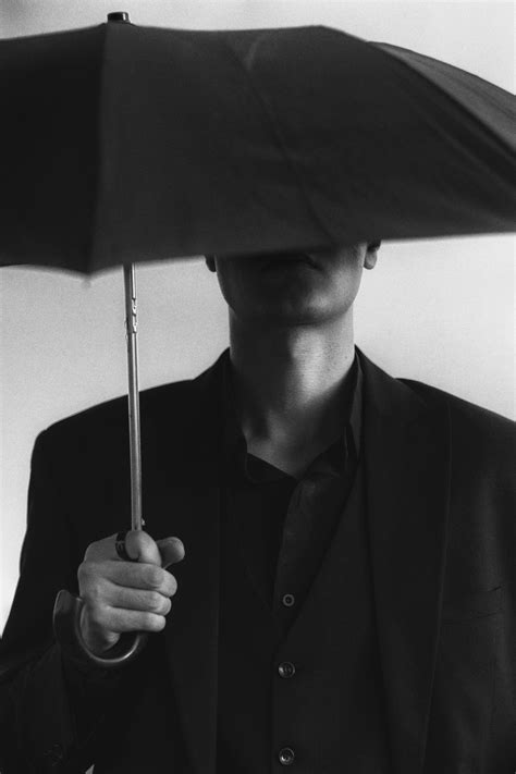 격식있는 옷차림 고 대비 고상한 공식적인 옷차림 날씨 날씬한 남성 명사 남자 느와르 스타일 대조 도시 생활