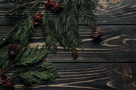 세련 된 겨울 플랫 소박한 나무 배경에 녹색 전나무 가지에 아니 스 계 피와 소나무 콘과 함께 하다 텍스트를 위한 공간입니다