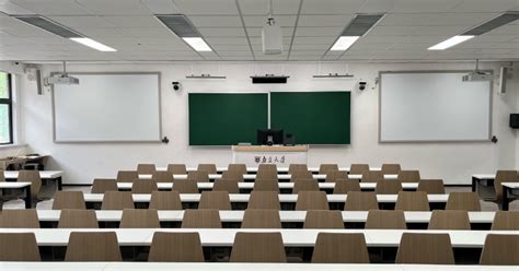 a pc equipped with windows 10 operates the miracast wireless screen projection function bjcast