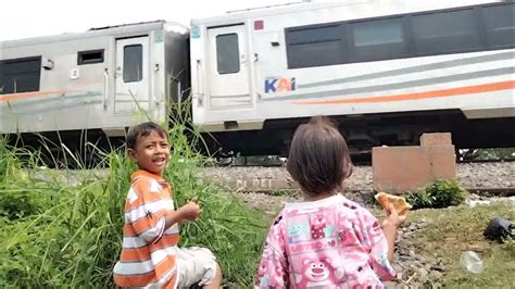 ajak Abang sama Dede berburu kereta - YouTube