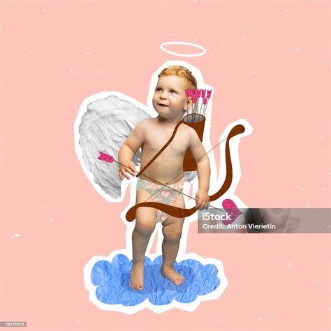 핑크 빛으로 고립된 발렌타인 데이에 사랑을 퍼뜨리는 큐피드의 성격에 어린 소년의 현대 미술 콜라주 큐피드에 대한 스톡 사진 및 기타 이미지 Istock