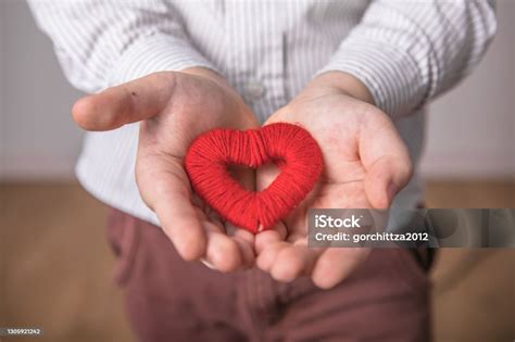 사랑 가족 희망의 상징인 작은 빨간 마음을 안고 있는 아이 발렌타인 데이에 카드에 대한 배경 가족과 아이들의 보존에 관한 포스터 가정위탁에 대한 스톡 사진 및 기타 이미지