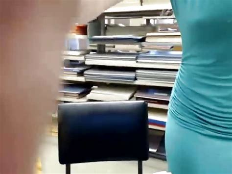Une Belle Blonde Se Masturbe Dans La Bibliothèque