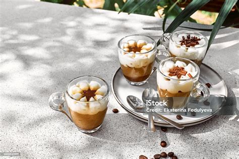 회색 테이블에 유리 컵에 전통적인 이탈리아 디저트 티라미수 국가 요리 조리법 여름 상쾌한 커피 크림 달콤한 무스 요리 0명에 대한 스톡 사진 및 기타 이미지 Istock