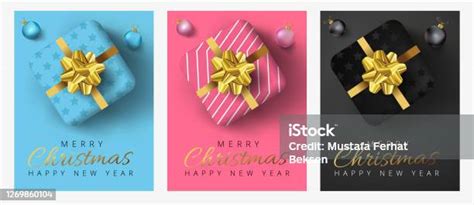 메리 크리스마스와 행복한 새해 레터링 현실적인 선물 상자 3 가지 색상 배경에 주위에 Baubles 포스터 배너 또는 템플릿