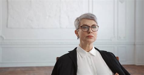 실내 갈라진 개별 상담 걱정하는 건강 건강 관리 결혼한 관계 균형 기다리는 대화 로프트 마차 말하는 문제 분리 분석 사람 사려 깊은 표현