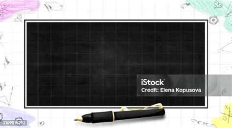 만화 스타일의 학교 손 그림 학교 칠판 배경에 있는 공책 종이 낙서와 손으로 그린 그림이 있는 상자 안에 복사 공간이 있는 창의적인 학교 템플릿입니다 교육에 대한 스톡 벡터