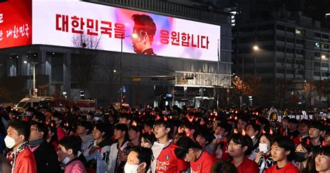 전광판 속 손흥민과 함께하는 거리응원 [포토엔hd]