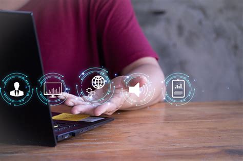 손은 디지털 마케팅 인터넷 광고 및 판매 증가 비즈니스 기술 개념 온라인 마케팅 전자 비즈니스 전자 상거래 비즈니스 온라인의 기호와 아이콘을 보여줍니다 가상현실에 대한 스톡