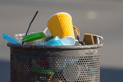 쓰레기로 가득 찬 쓰레기통 클로즈업 일회용 컵 및 기타 플라스틱 폐기물은 쓰레기통에 있습니다 거리에 대한 스톡 사진 및 기타 이미지 Istock