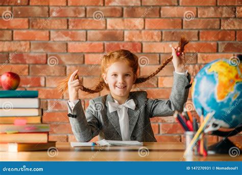Entz Ckendes Schulm Dchen Am Tisch Vorderansicht Stockbild Bild Von