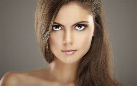 Hd Close Up Of Brunette Woman With Captivating Brown Eyes 1920x1200 Wallpaper Abyss