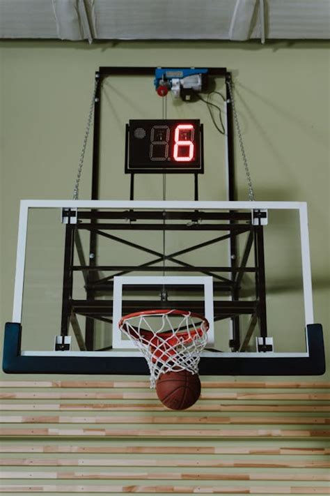 농구 골대 위의 갈색 공 · 무료 스톡 사진