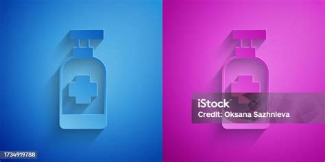 종이 컷 액체 항균 비누 한 병은 파란색과 보라색 배경에 분리된 디스펜서 아이콘입니다 살 균 소독 위생 피부 관리 종이 아트 스타일 벡터 3차원 형태에 대한 스톡 벡터 아트