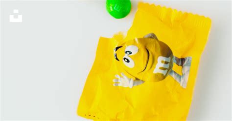 하얀 테이블 위에 앉아 있는 사탕 한 봉지 사진 Unsplash의 무료 캔디 이미지