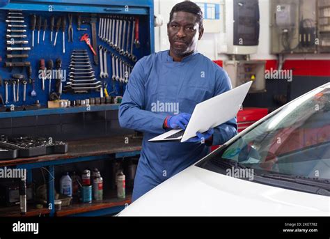 African mechanic man using hi-res stock photography and images - Alamy
