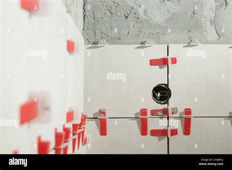 Flat Wall Plastic Tile Leveling System Process Of Installation Of