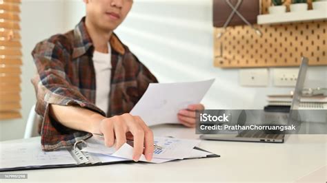 하얀 책상 위에서 서류를 들고 노트북을 사용하는 스타일리시한 남성 프리랜서의 사진 사람 기술 및 원격 근무 18 19세에 대한 스톡 사진 및 기타 이미지 Istock