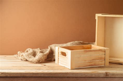 벽 배경 에 자루와 소박한 테이블에 빈 나무 상자 농부 시장은 디자인과 제품 디스플레이를 조롱합니다 0명에 대한 스톡 사진 및 기타 이미지 Istock