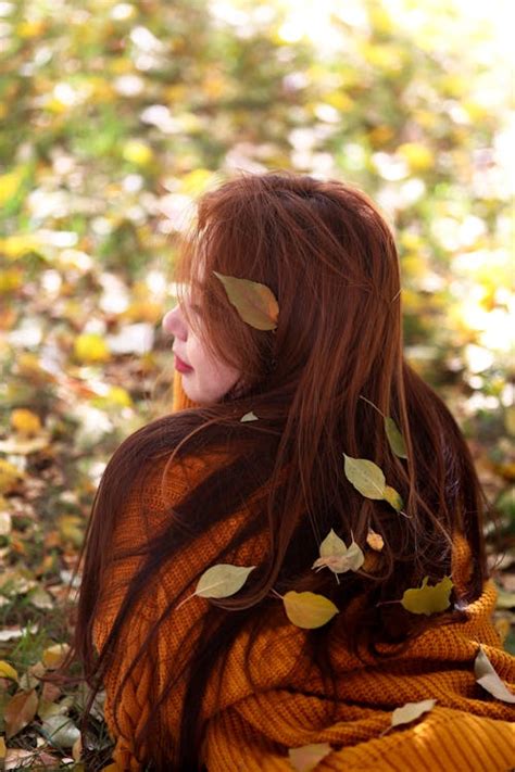 가을 단풍 속의 여성 아늑한 스웨터를 입고 · 무료 스톡 사진