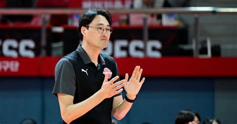 페퍼저축은행 이경수 감독대행 선수들 플레이에 박수를 [사진]