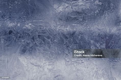 얼어 붙은 창에 겨울 얼음 패턴입니다 텍스처 텍스트 삽입을 위한 배경입니다 새해 테마입니다 겨울 감기 0명에 대한 스톡 사진 및 기타 이미지 Istock